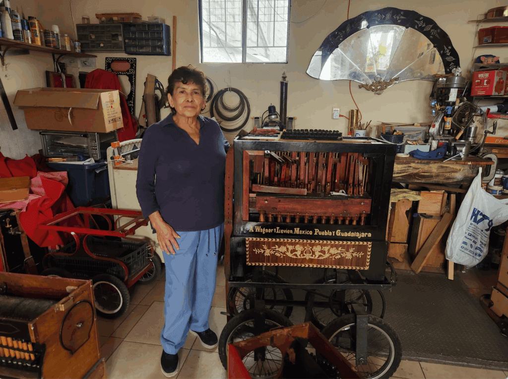 Meet the 80-year-old woman who repairs Mexico City’s iconic hand ...